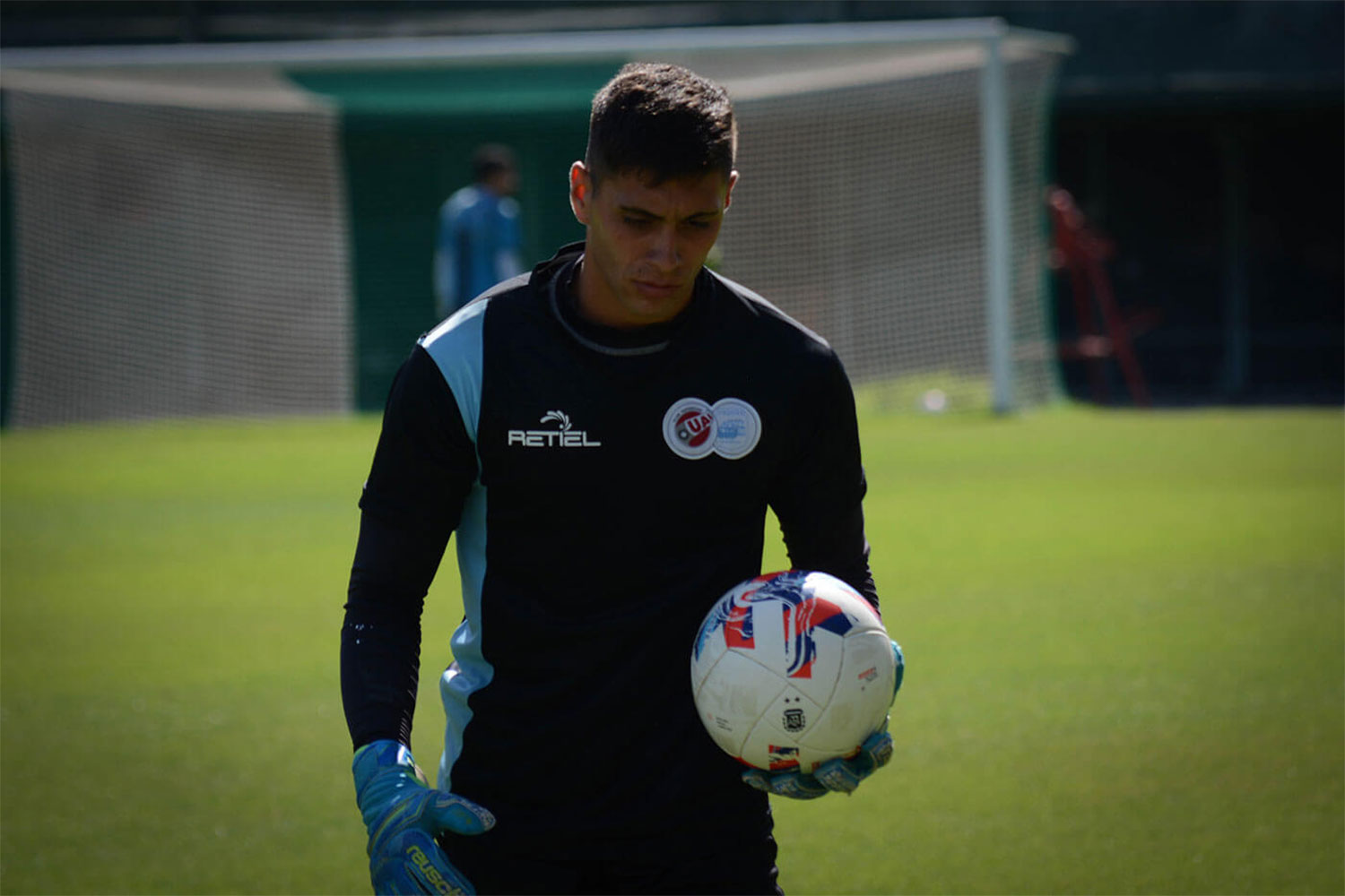 Tomás Tello, arquero del plantel profesional, renovó su vínculo con UAI ...